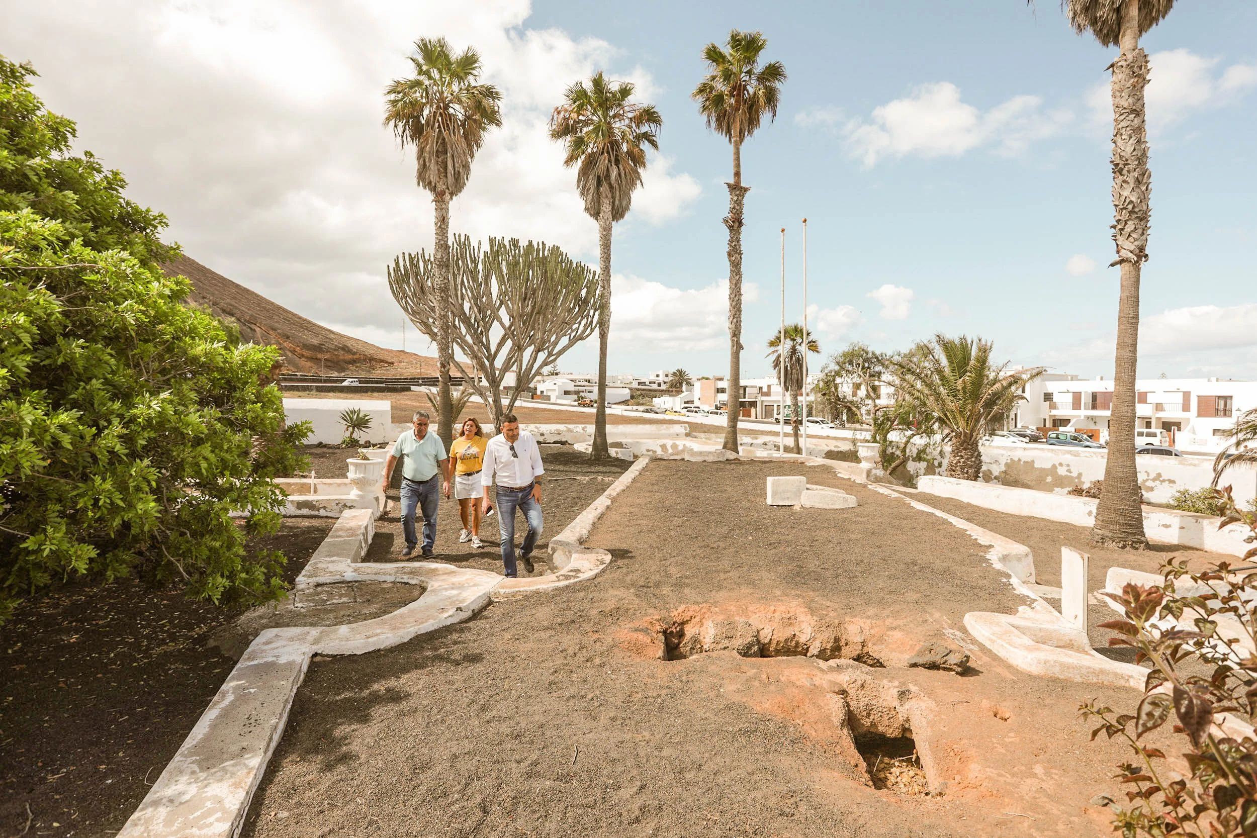 Teguise apoya a sus vecinos y solicita al Cabildo que paralice las ...