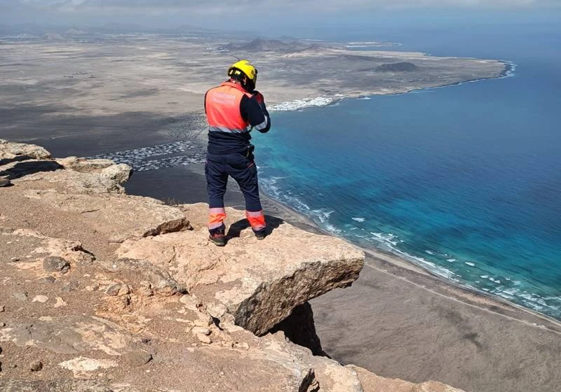 Una joven pierde la vida tras caer por el Risco de Famara - Lancelot ...