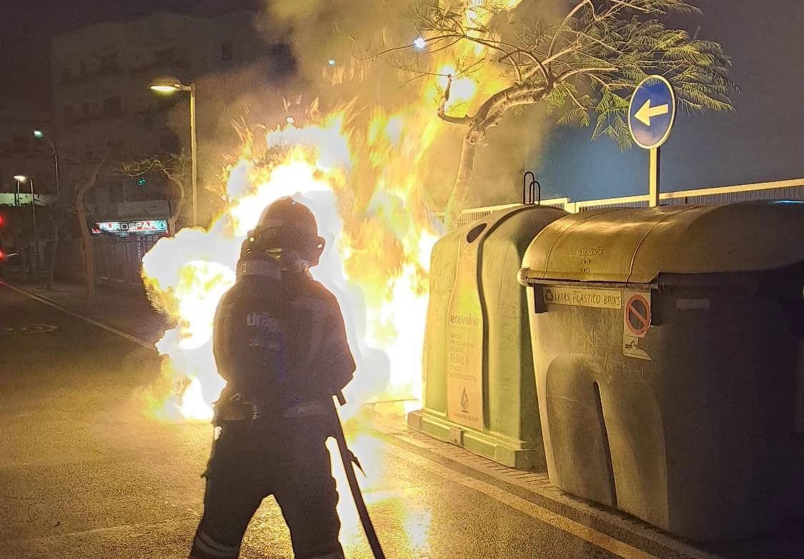 Un contenedor de basura queda calcinado en Arrecife - Lancelot Digital