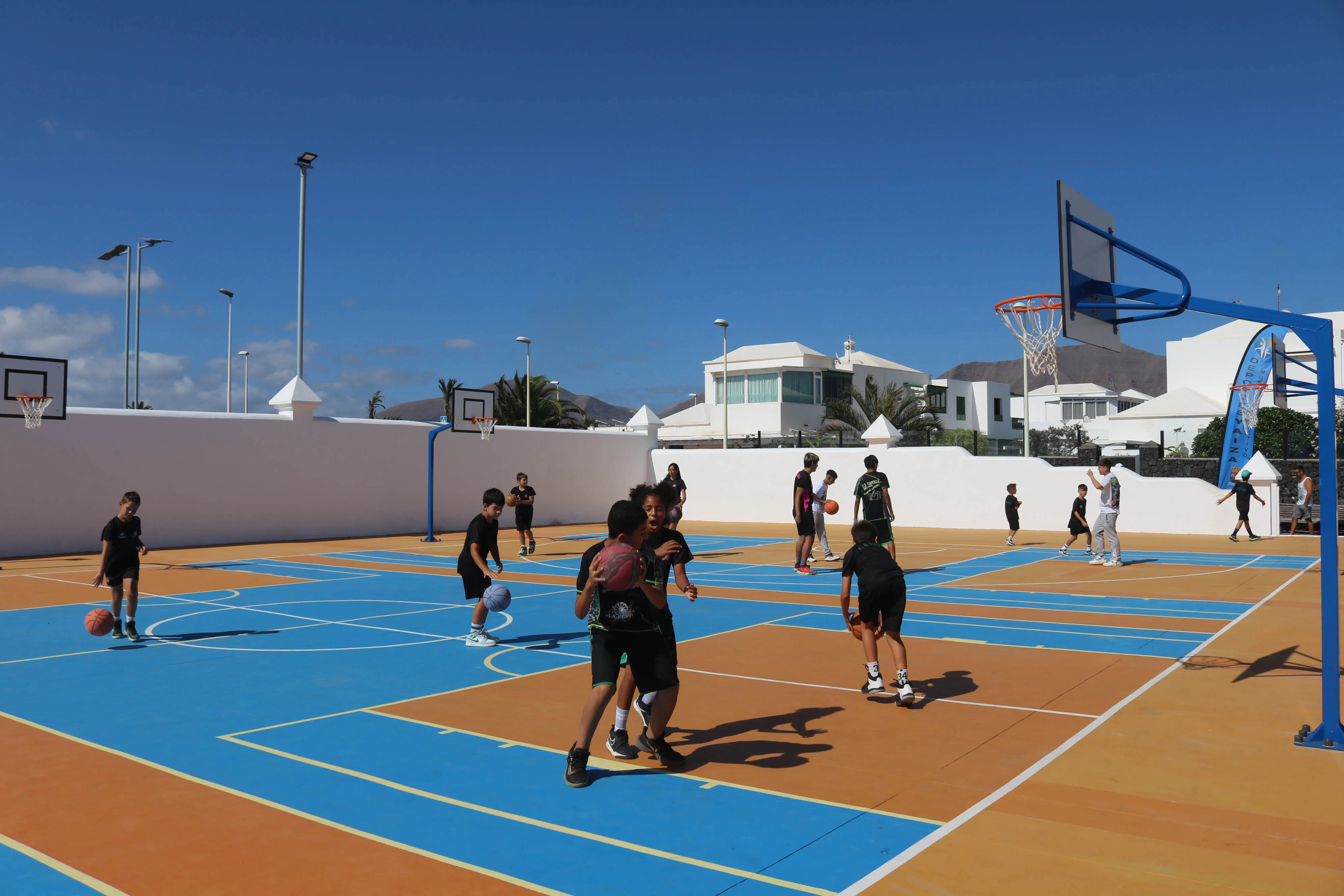 Playa Blanca estrena su rehabilitada cancha de El Aulagar - Lancelot Digital | Noticias de ...
