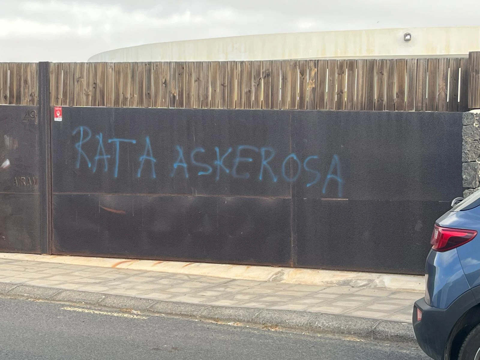 Pintadas insultantes en la vivienda de veraneo de Zapatero en Famara ...