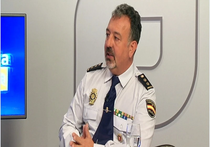 Entrevista al nuevo comisario de la Policía Nacional en Lancelot ...